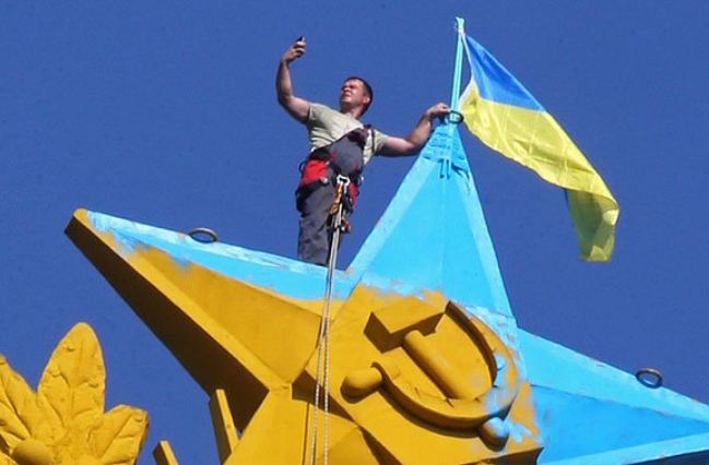 Генпрокуратура не считает оскорблением вражеский флаг.